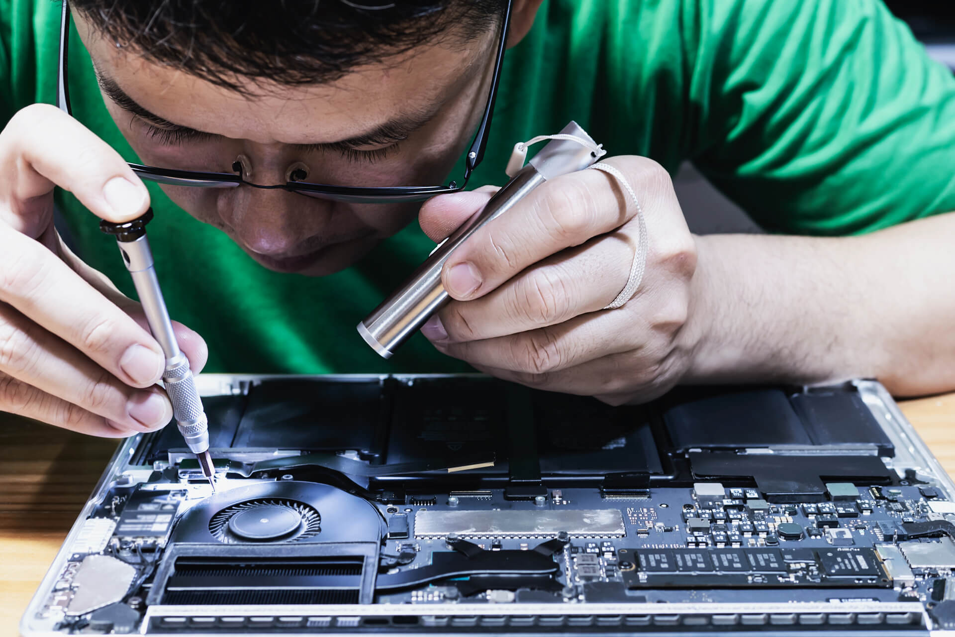 Understanding and Fixing Laptop Hinge Issues - BTI IT Solution